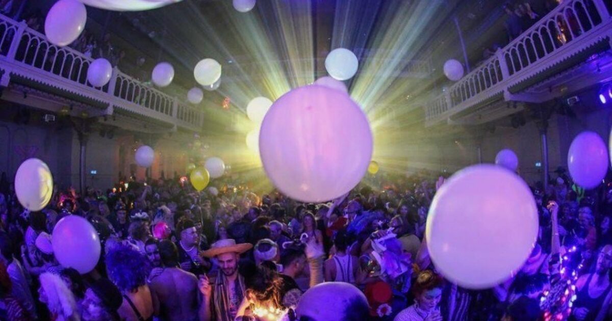 Het Amsterdams Ballongezelschap presenteert: Welkom in Paradiso aan Zee ...