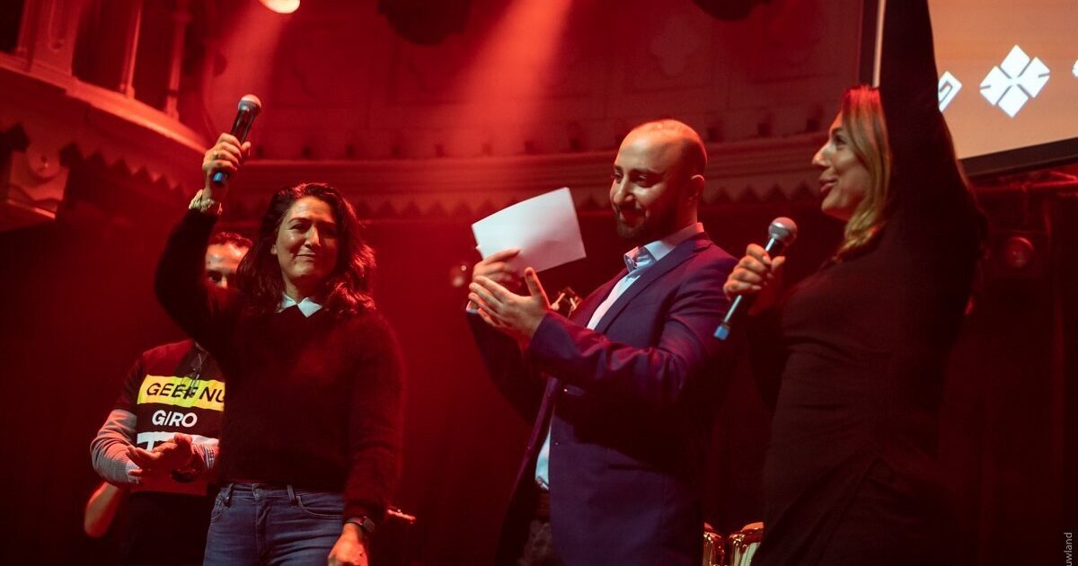 Benefiet Turkije & Syrië in Paradiso met o.a. Altın Gün en Naaz levert ...