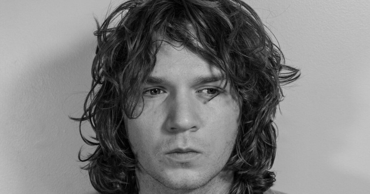 Ian Noe zingt zijn aangrijpende short stories | Paradiso