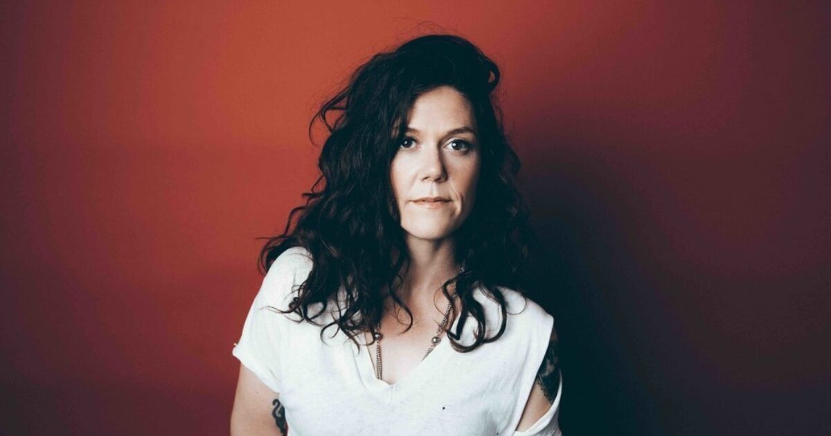 Lilly Hiatt rekent rockend af met haar demonen | Paradiso